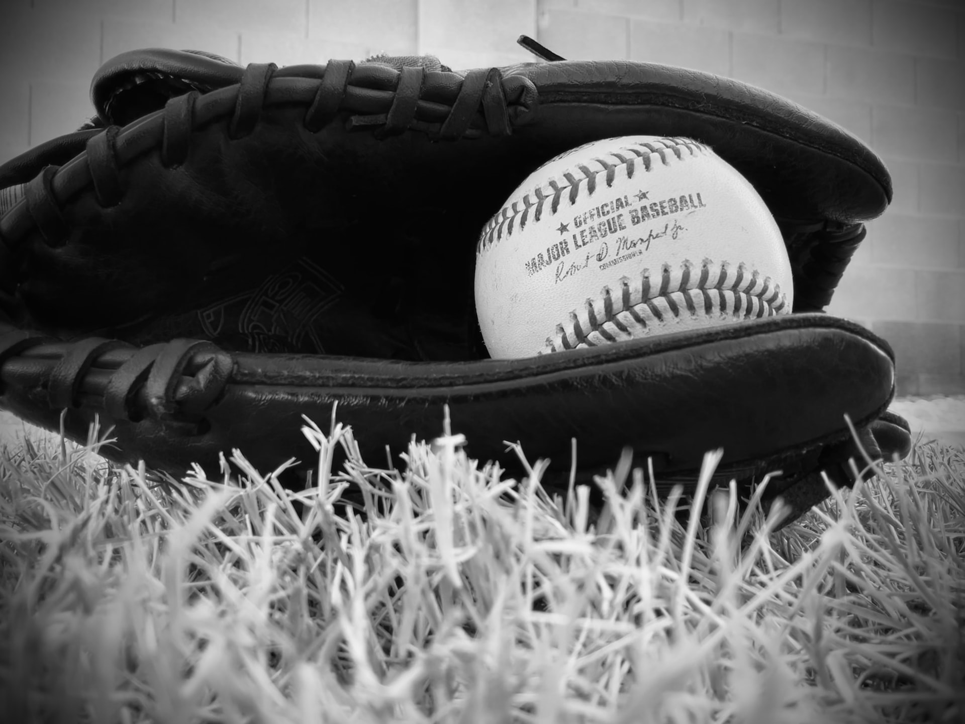 Baseball Gloves & Mitts - Here's Everything You Need to Know About it